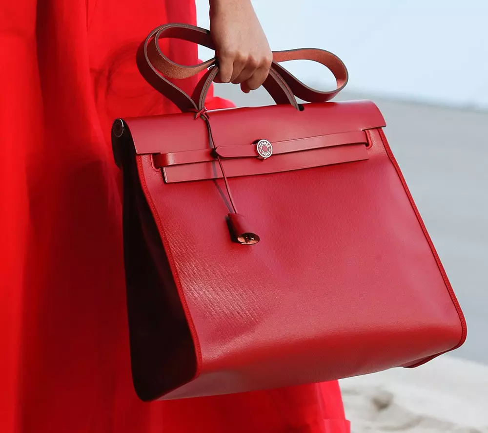 Hermès သည် ၎င်း၏ Spring 2019 Runway Bags ဖြင့် ၎င်း၏ ပေါ့ပေါ့ပါးပါး ဘေးဘက်ခြမ်းကို စူးစမ်းသည်။ 2365_18