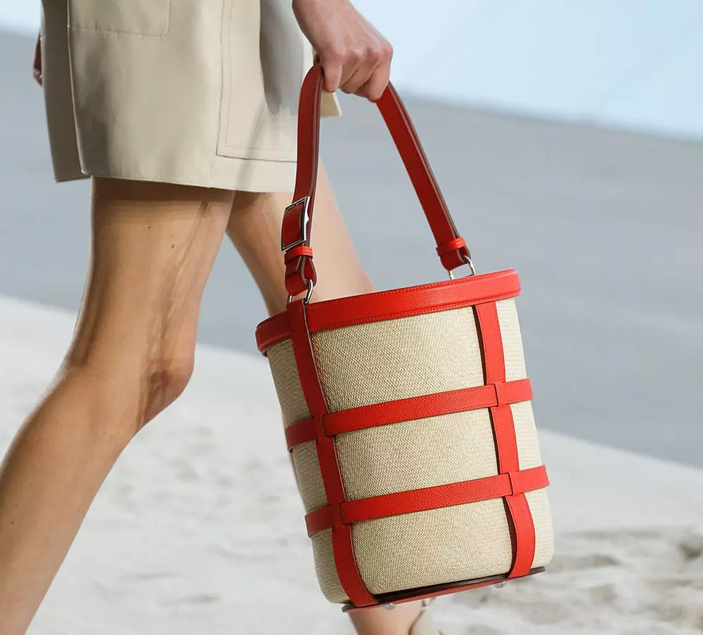 Hermès သည် ၎င်း၏ Spring 2019 Runway Bags ဖြင့် ၎င်း၏ ပေါ့ပေါ့ပါးပါး ဘေးဘက်ခြမ်းကို စူးစမ်းသည်။ 2365_19