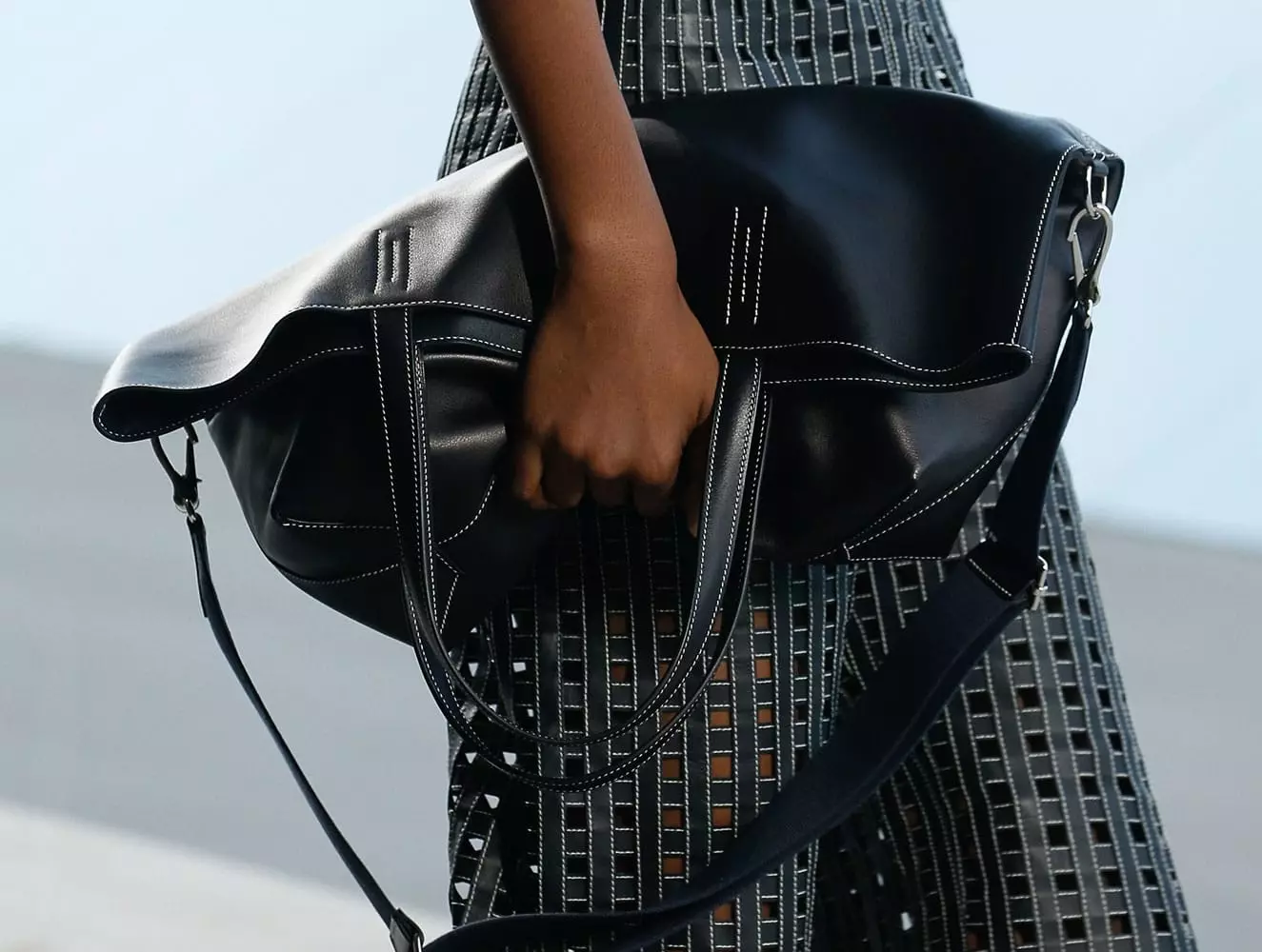 Hermès သည် ၎င်း၏ Spring 2019 Runway Bags ဖြင့် ၎င်း၏ ပေါ့ပေါ့ပါးပါး ဘေးဘက်ခြမ်းကို စူးစမ်းသည်။ 2365_2