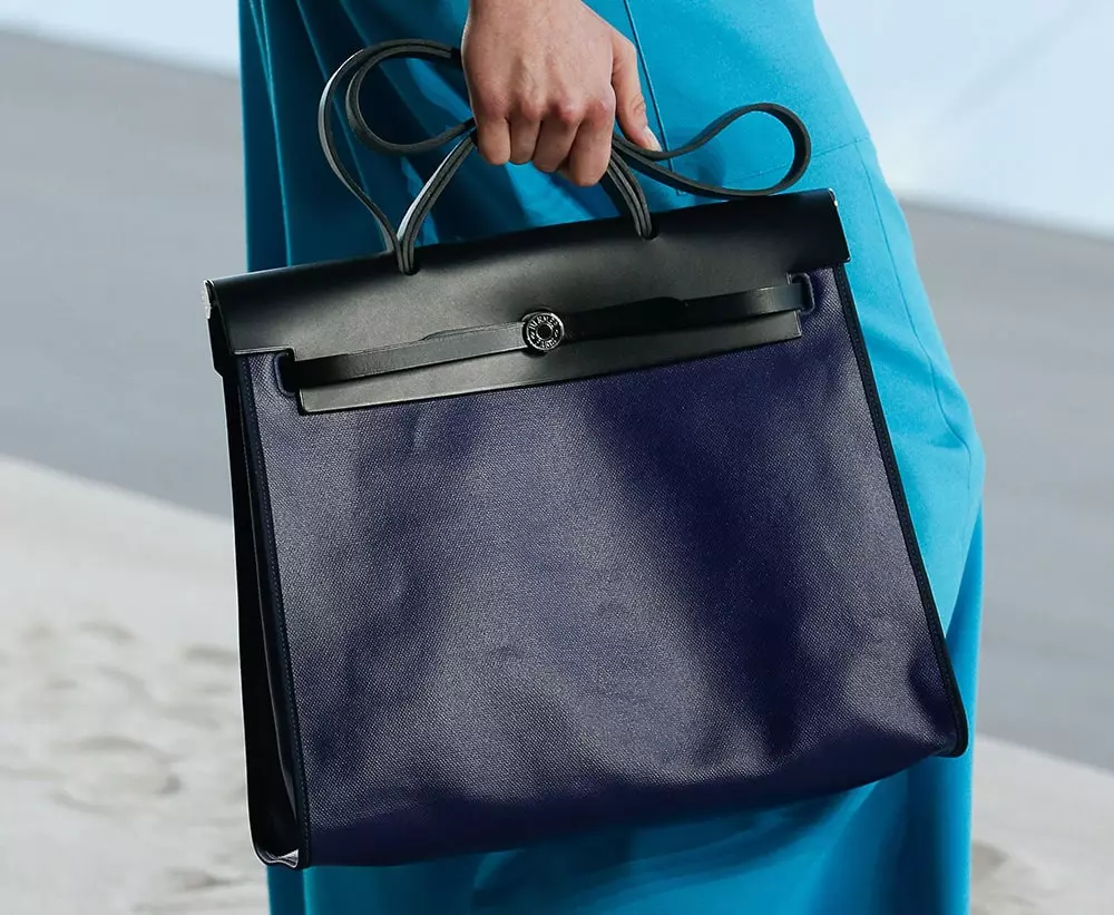 Hermès သည် ၎င်း၏ Spring 2019 Runway Bags ဖြင့် ၎င်း၏ ပေါ့ပေါ့ပါးပါး ဘေးဘက်ခြမ်းကို စူးစမ်းသည်။ 2365_20