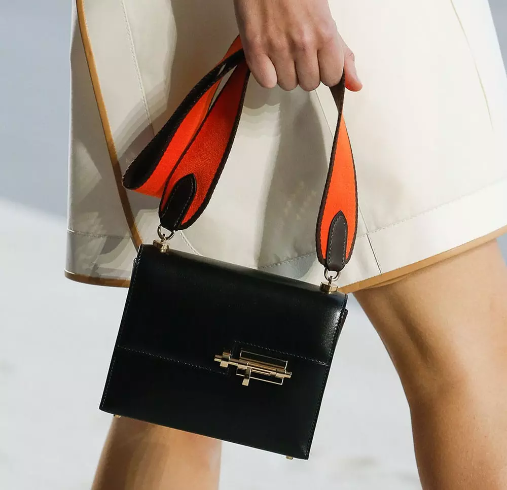 Hermès သည် ၎င်း၏ Spring 2019 Runway Bags ဖြင့် ၎င်း၏ ပေါ့ပေါ့ပါးပါး ဘေးဘက်ခြမ်းကို စူးစမ်းသည်။ 2365_21