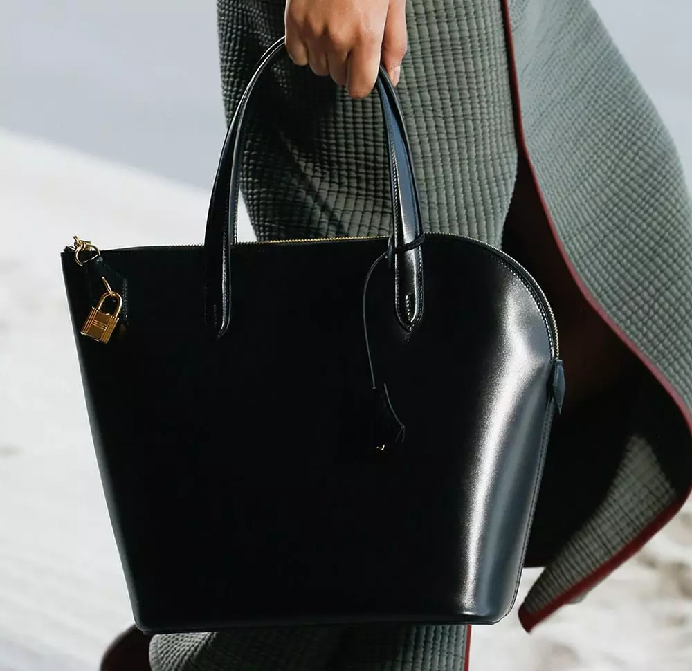 Hermès သည် ၎င်း၏ Spring 2019 Runway Bags ဖြင့် ၎င်း၏ ပေါ့ပေါ့ပါးပါး ဘေးဘက်ခြမ်းကို စူးစမ်းသည်။ 2365_22