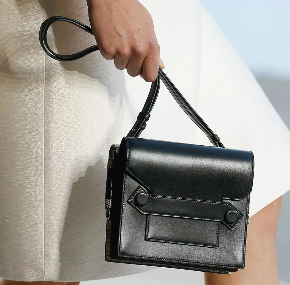 Hermès သည် ၎င်း၏ Spring 2019 Runway Bags ဖြင့် ၎င်း၏ ပေါ့ပေါ့ပါးပါး ဘေးဘက်ခြမ်းကို စူးစမ်းသည်။ 2365_4