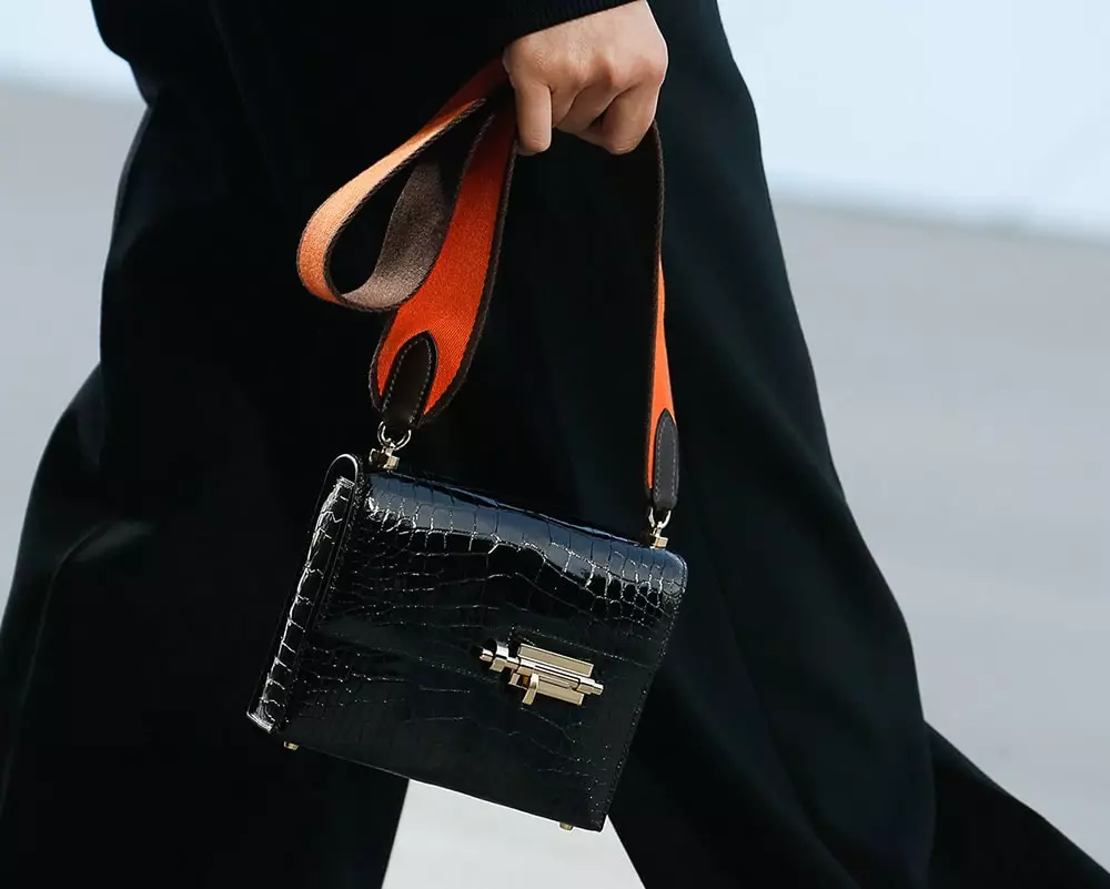 Hermès သည် ၎င်း၏ Spring 2019 Runway Bags ဖြင့် ၎င်း၏ ပေါ့ပေါ့ပါးပါး ဘေးဘက်ခြမ်းကို စူးစမ်းသည်။ 2365_6