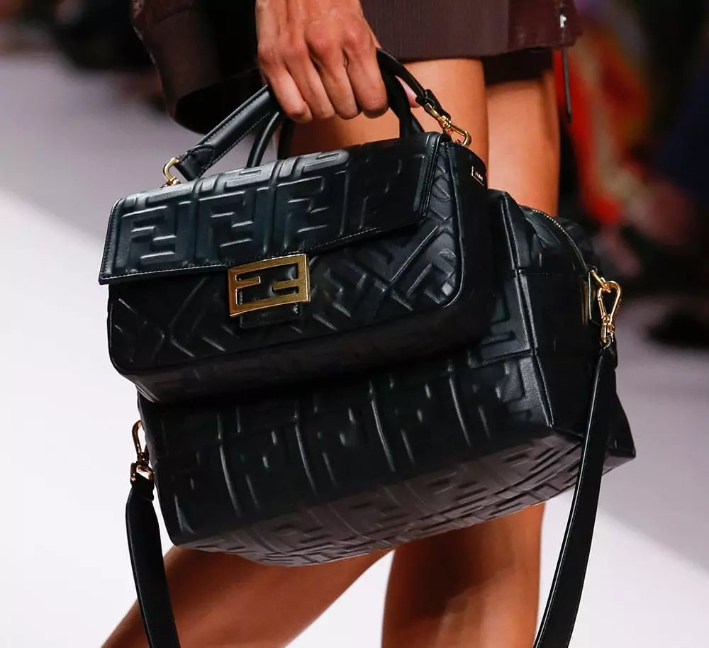 Çantat Fendi's Pranverë 2019 Runway theksojnë xhepat e shërbimeve dhe logot lëkure të stampuara 2379_11