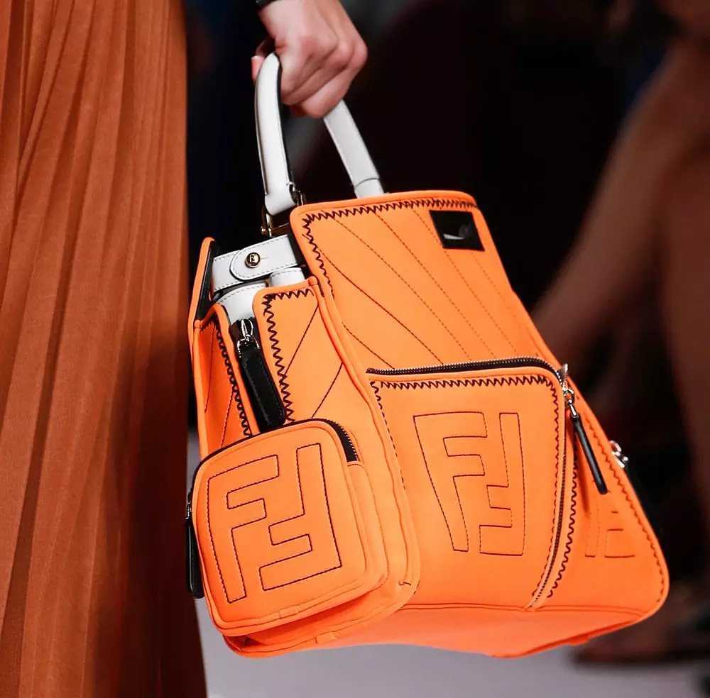 Çantat Fendi's Pranverë 2019 Runway theksojnë xhepat e shërbimeve dhe logot lëkure të stampuara 2379_12