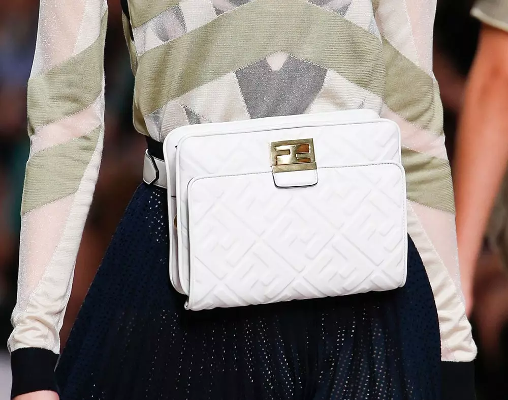 Çantat Fendi's Pranverë 2019 Runway theksojnë xhepat e shërbimeve dhe logot lëkure të stampuara 2379_14