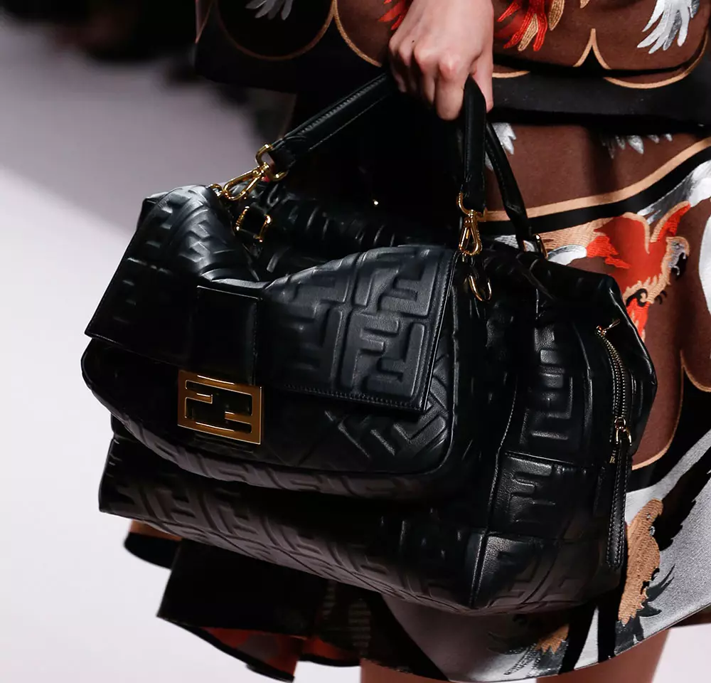 Çantat Fendi's Pranverë 2019 Runway theksojnë xhepat e shërbimeve dhe logot lëkure të stampuara 2379_15