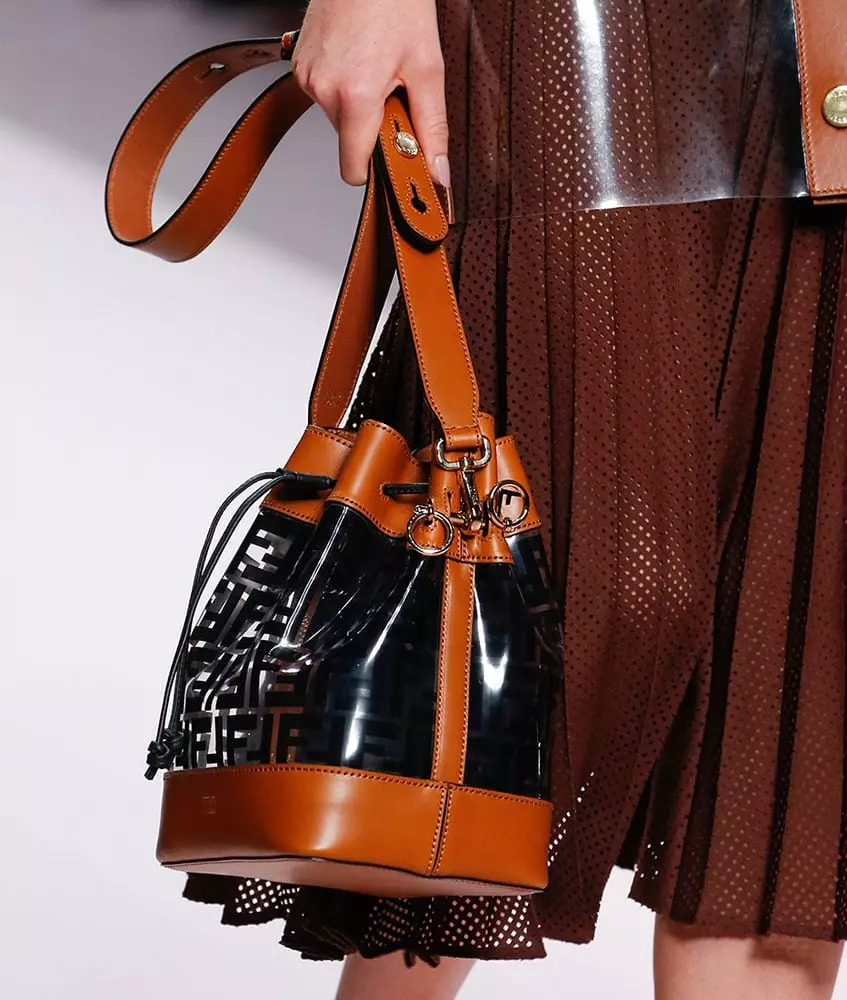 Çantat Fendi's Pranverë 2019 Runway theksojnë xhepat e shërbimeve dhe logot lëkure të stampuara 2379_16