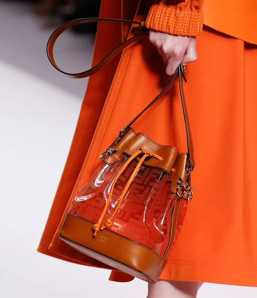 Çantat Fendi's Pranverë 2019 Runway theksojnë xhepat e shërbimeve dhe logot lëkure të stampuara 2379_17