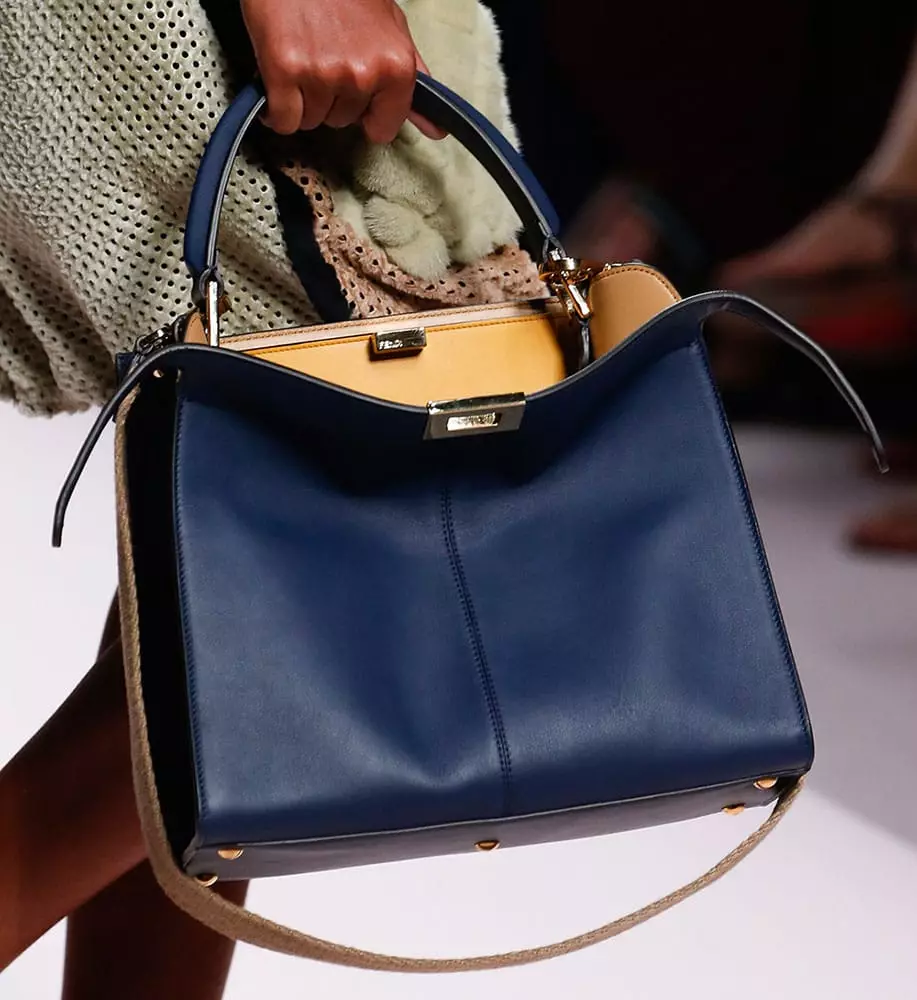 Çantat Fendi's Pranverë 2019 Runway theksojnë xhepat e shërbimeve dhe logot lëkure të stampuara 2379_19