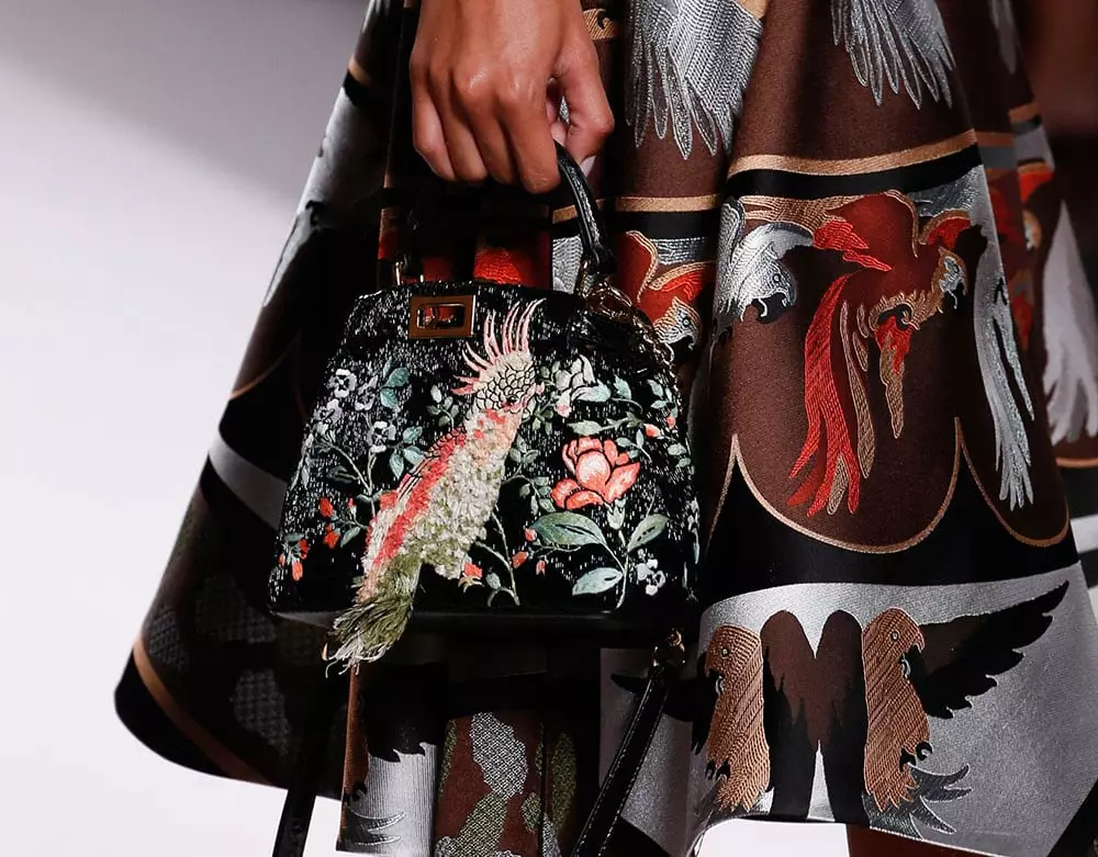 Çantat Fendi's Pranverë 2019 Runway theksojnë xhepat e shërbimeve dhe logot lëkure të stampuara 2379_21