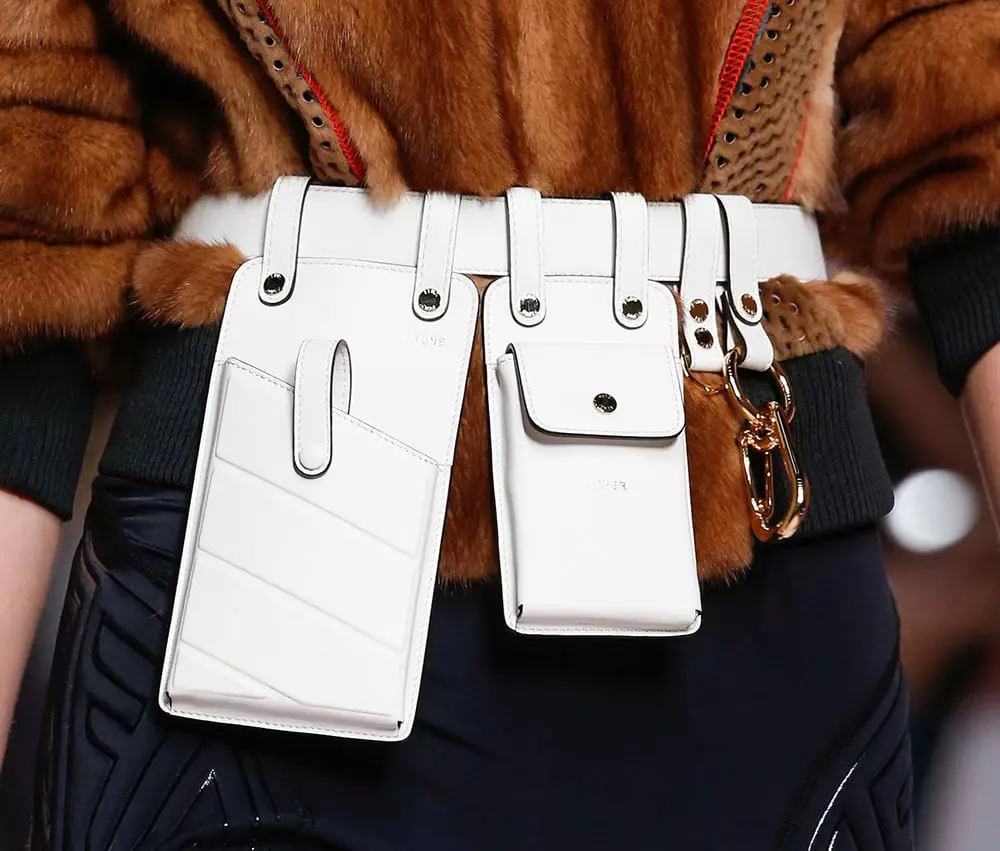 Çantat Fendi's Pranverë 2019 Runway theksojnë xhepat e shërbimeve dhe logot lëkure të stampuara 2379_22