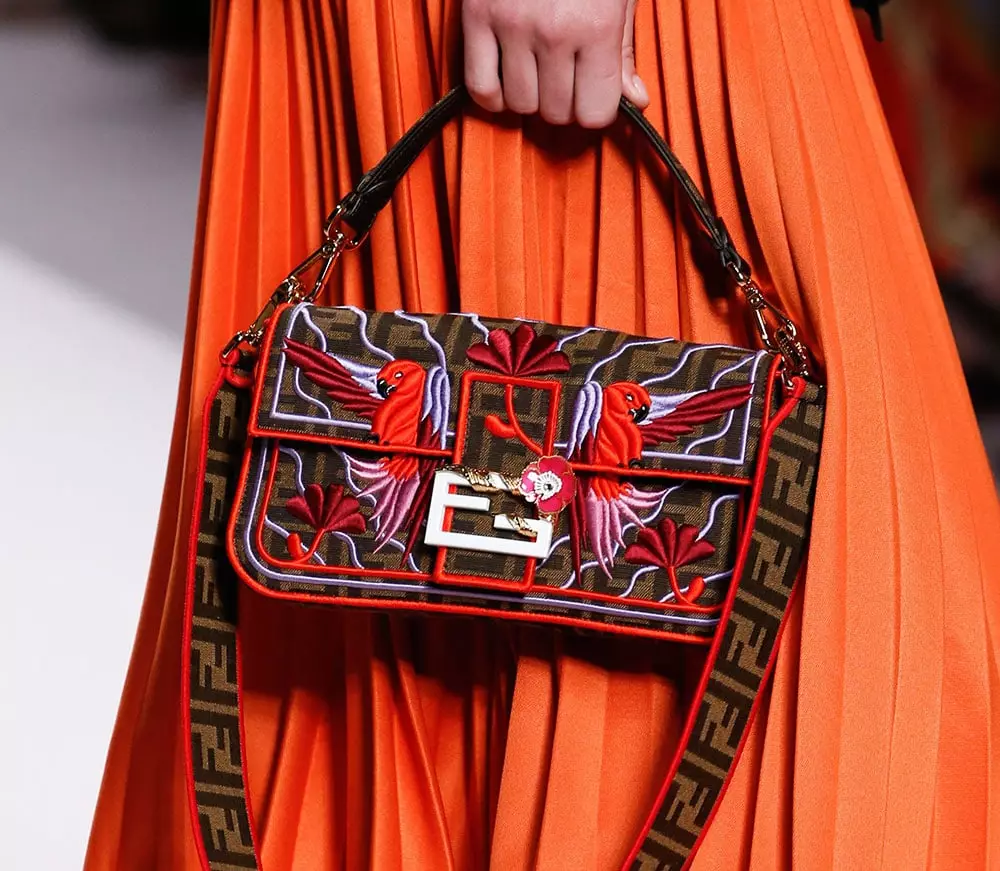 Çantat Fendi's Pranverë 2019 Runway theksojnë xhepat e shërbimeve dhe logot lëkure të stampuara 2379_24