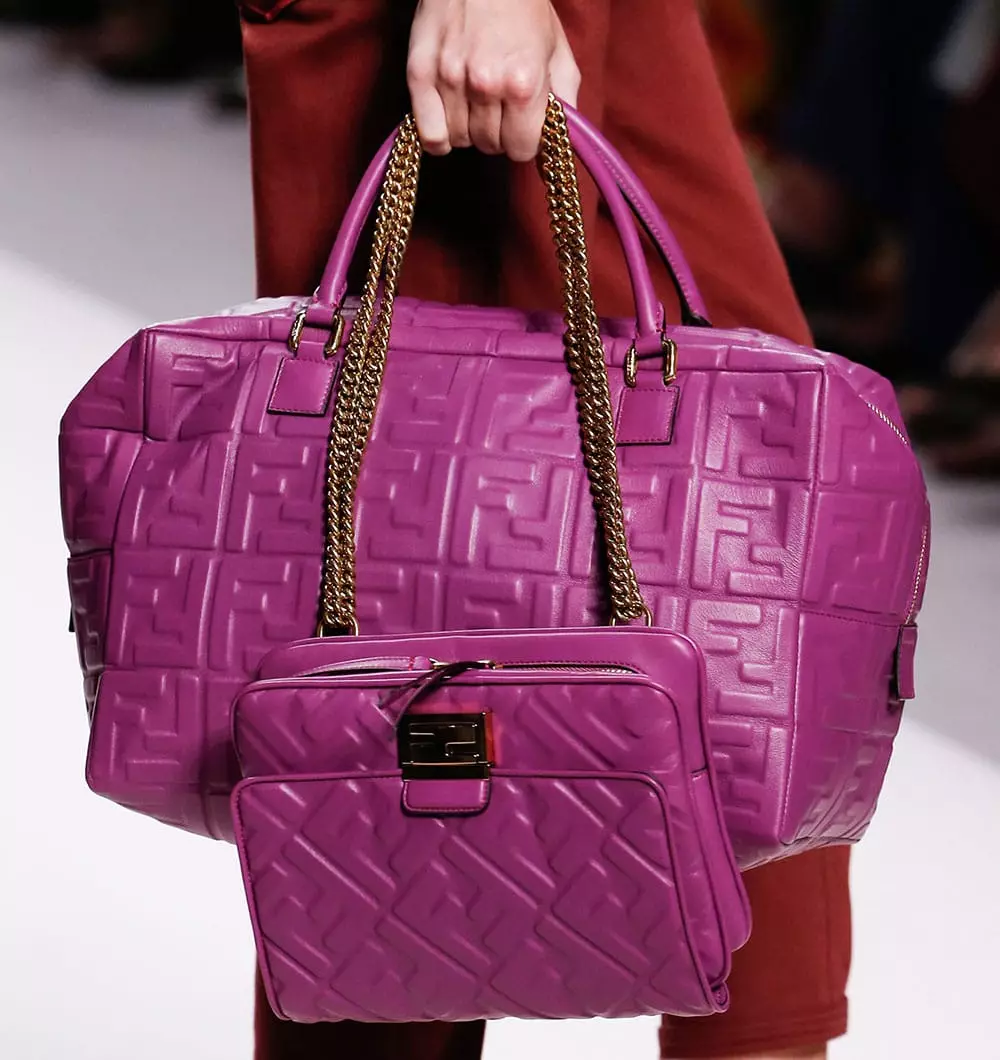 Çantat Fendi's Pranverë 2019 Runway theksojnë xhepat e shërbimeve dhe logot lëkure të stampuara 2379_26