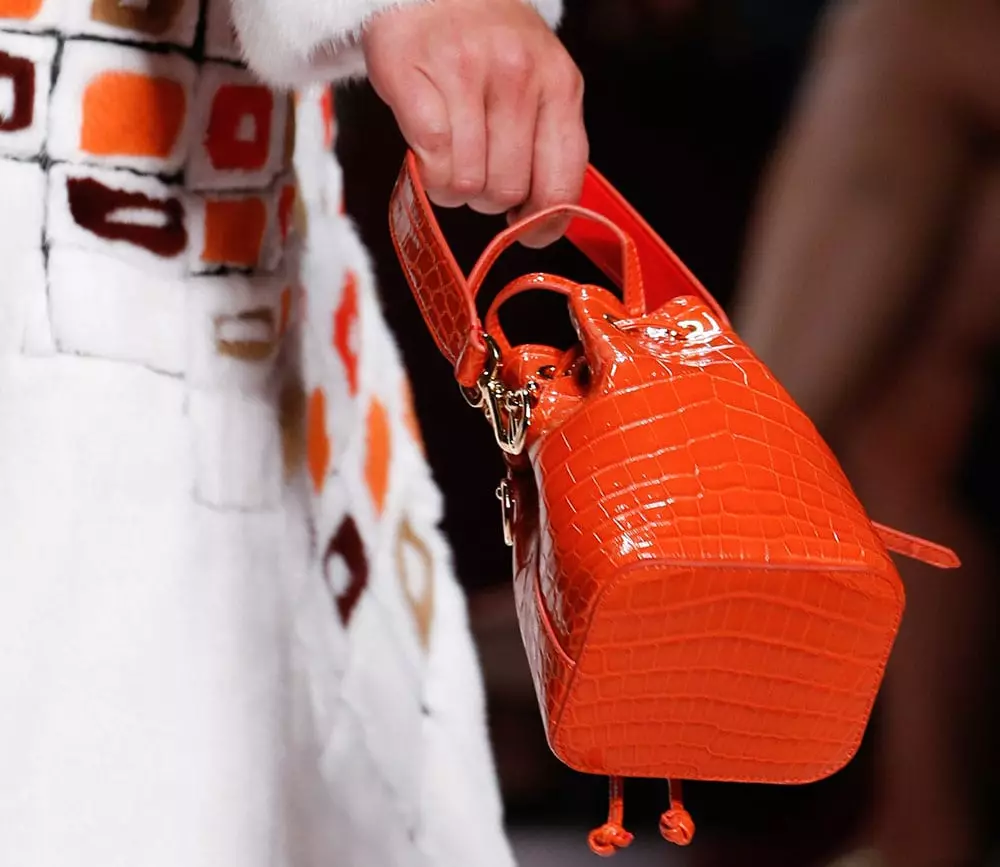 Çantat Fendi's Pranverë 2019 Runway theksojnë xhepat e shërbimeve dhe logot lëkure të stampuara 2379_27