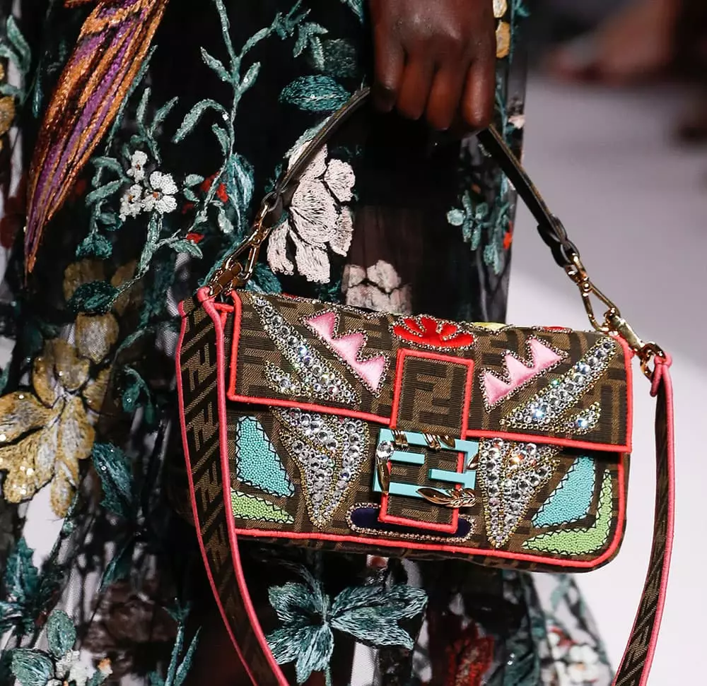 Çantat Fendi's Pranverë 2019 Runway theksojnë xhepat e shërbimeve dhe logot lëkure të stampuara 2379_30