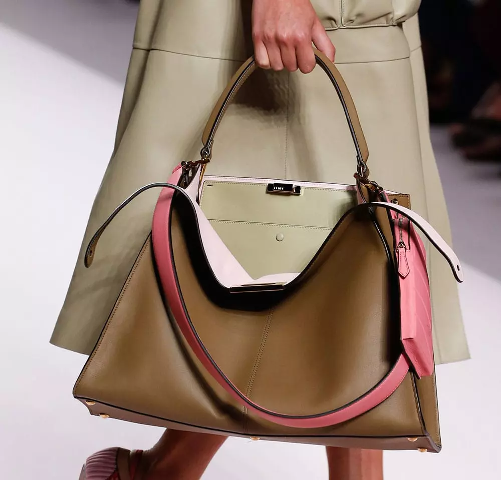 Çantat Fendi's Pranverë 2019 Runway theksojnë xhepat e shërbimeve dhe logot lëkure të stampuara 2379_31