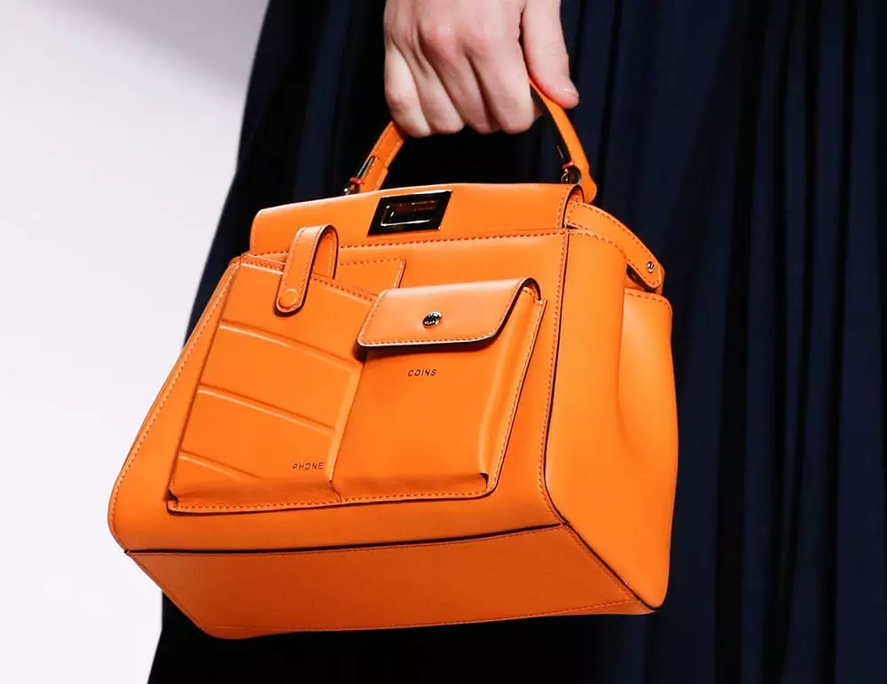 Çantat Fendi's Pranverë 2019 Runway theksojnë xhepat e shërbimeve dhe logot lëkure të stampuara 2379_32