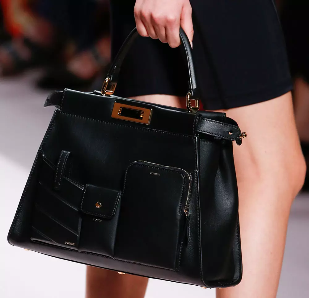 Çantat Fendi's Pranverë 2019 Runway theksojnë xhepat e shërbimeve dhe logot lëkure të stampuara 2379_33