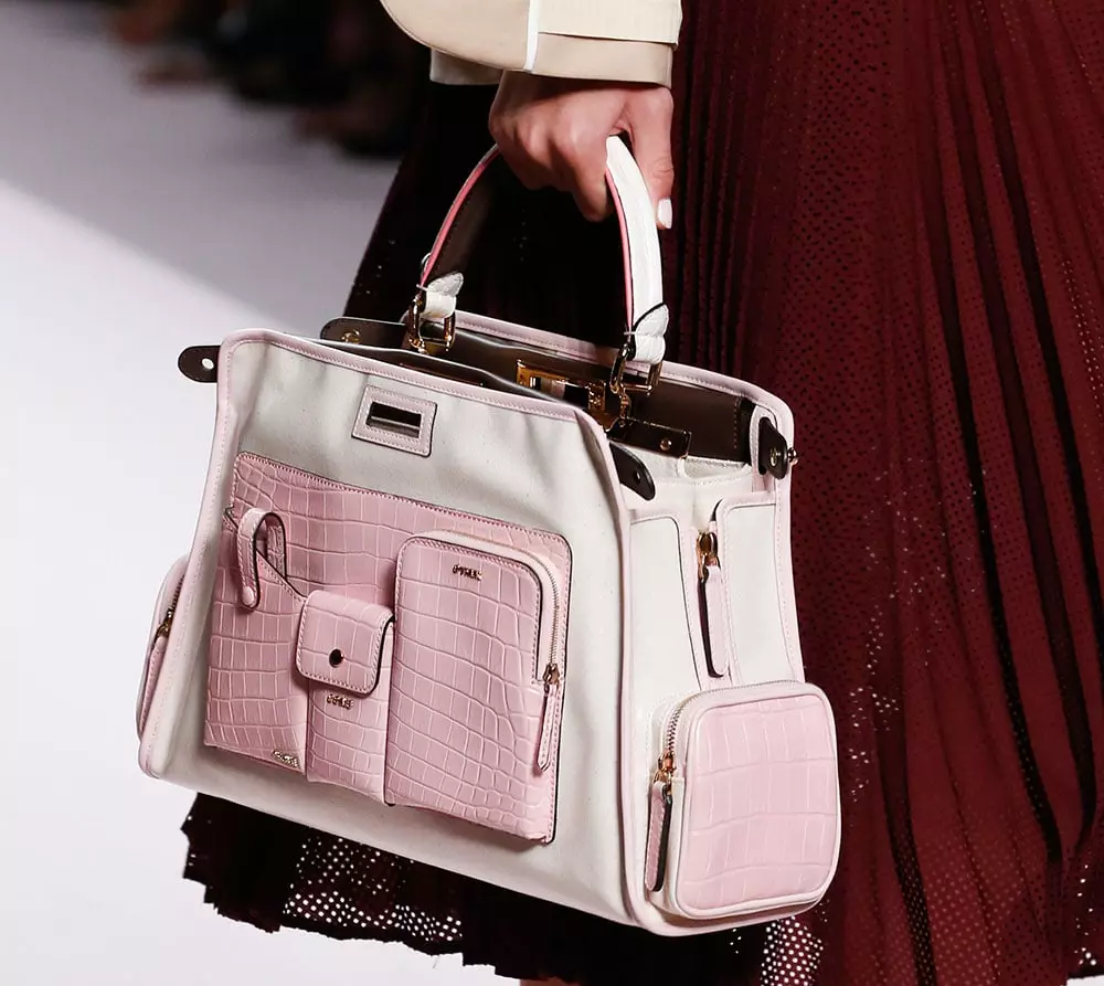 Çantat Fendi's Pranverë 2019 Runway theksojnë xhepat e shërbimeve dhe logot lëkure të stampuara 2379_35