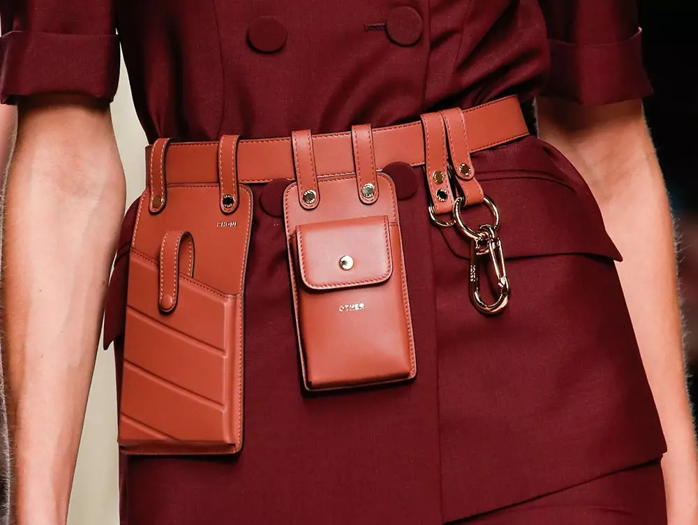 Çantat Fendi's Pranverë 2019 Runway theksojnë xhepat e shërbimeve dhe logot lëkure të stampuara 2379_37