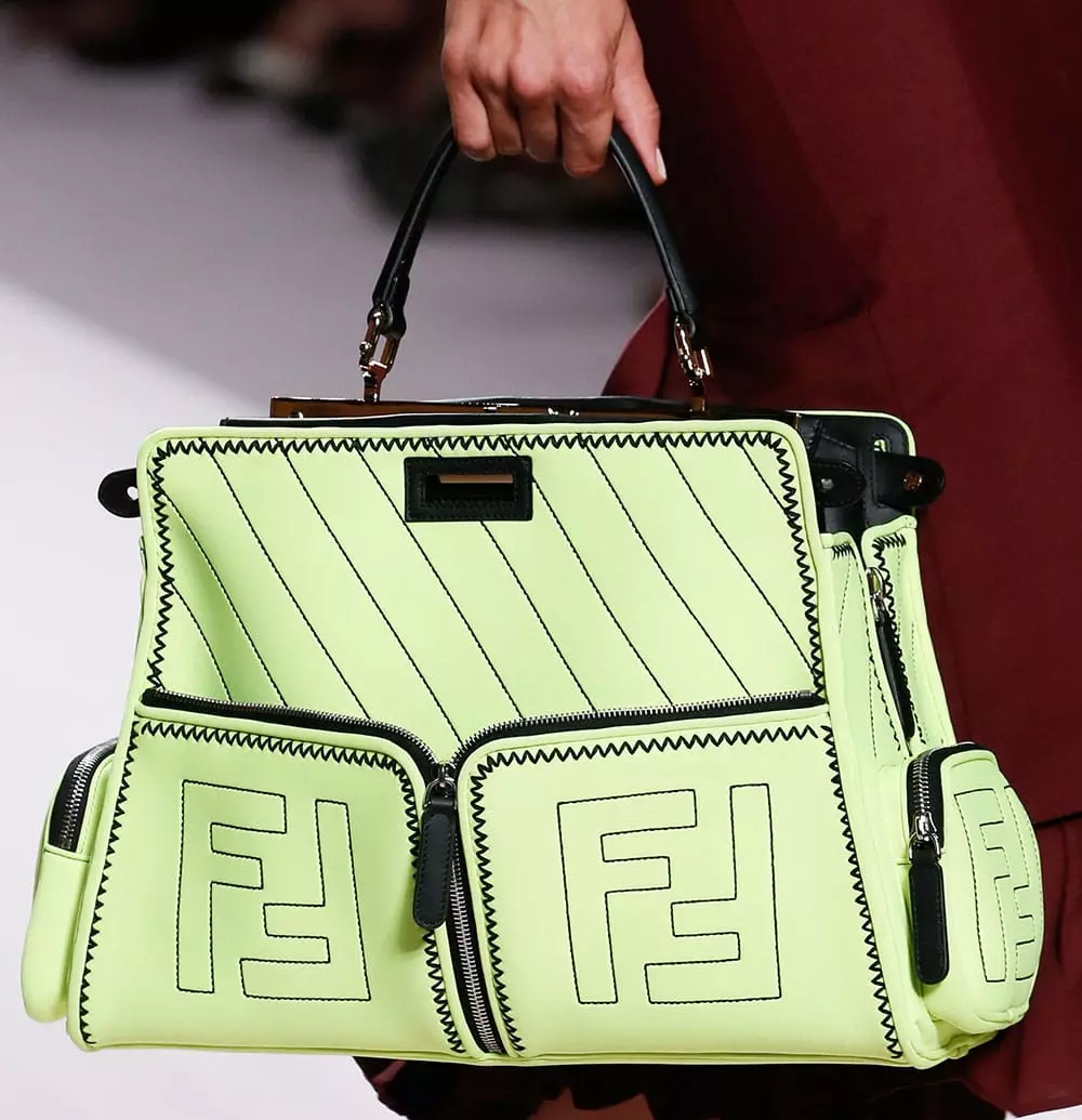 Çantat Fendi's Pranverë 2019 Runway theksojnë xhepat e shërbimeve dhe logot lëkure të stampuara 2379_38