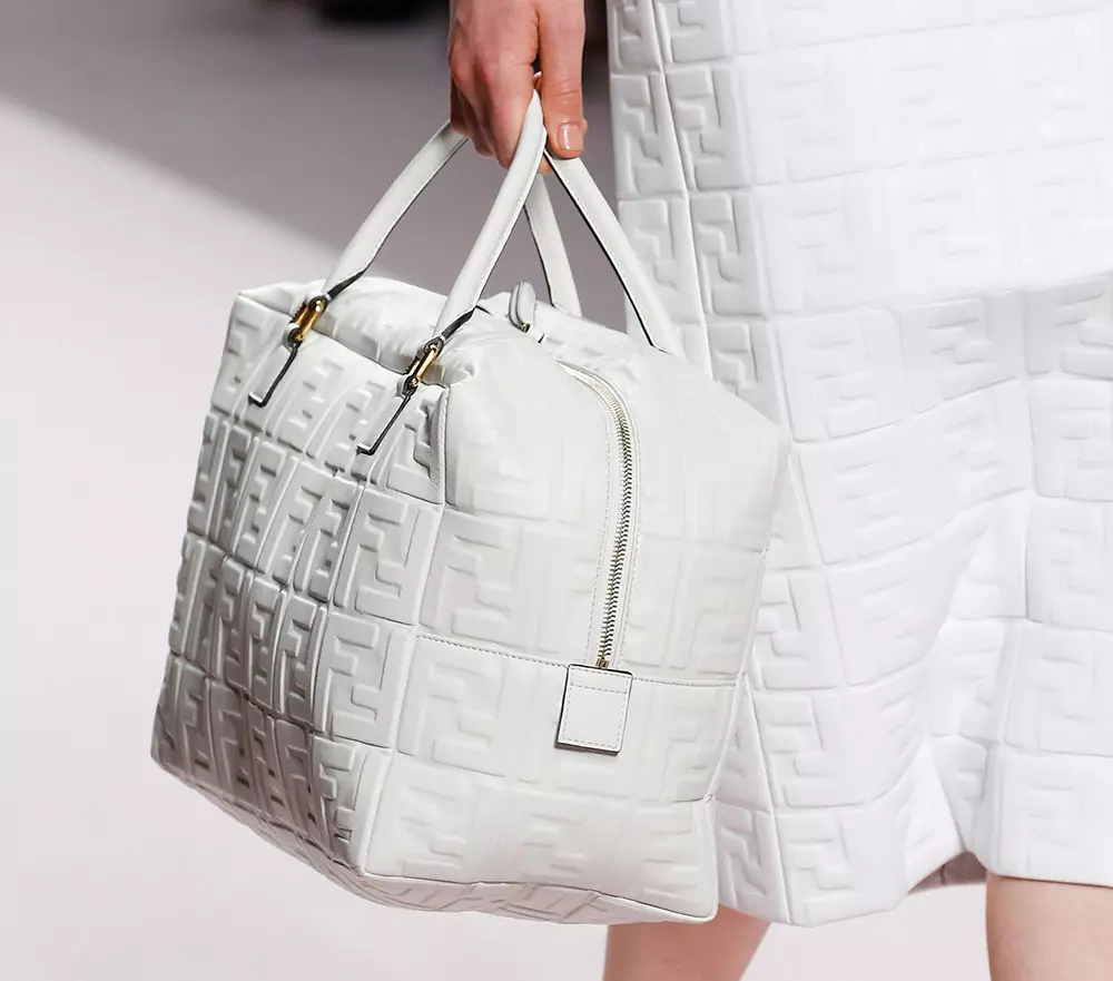 Çantat Fendi's Pranverë 2019 Runway theksojnë xhepat e shërbimeve dhe logot lëkure të stampuara 2379_4