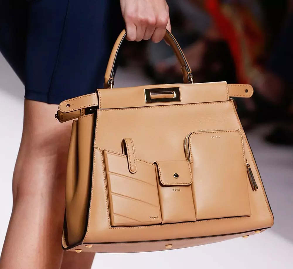 Çantat Fendi's Pranverë 2019 Runway theksojnë xhepat e shërbimeve dhe logot lëkure të stampuara 2379_45