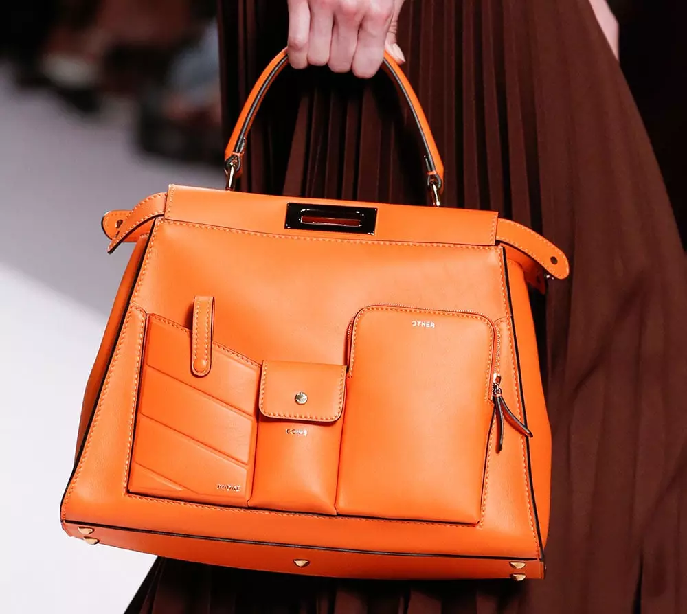 Çantat Fendi's Pranverë 2019 Runway theksojnë xhepat e shërbimeve dhe logot lëkure të stampuara 2379_46