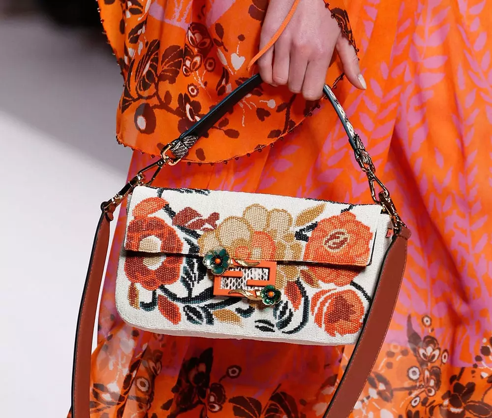 Çantat Fendi's Pranverë 2019 Runway theksojnë xhepat e shërbimeve dhe logot lëkure të stampuara 2379_47