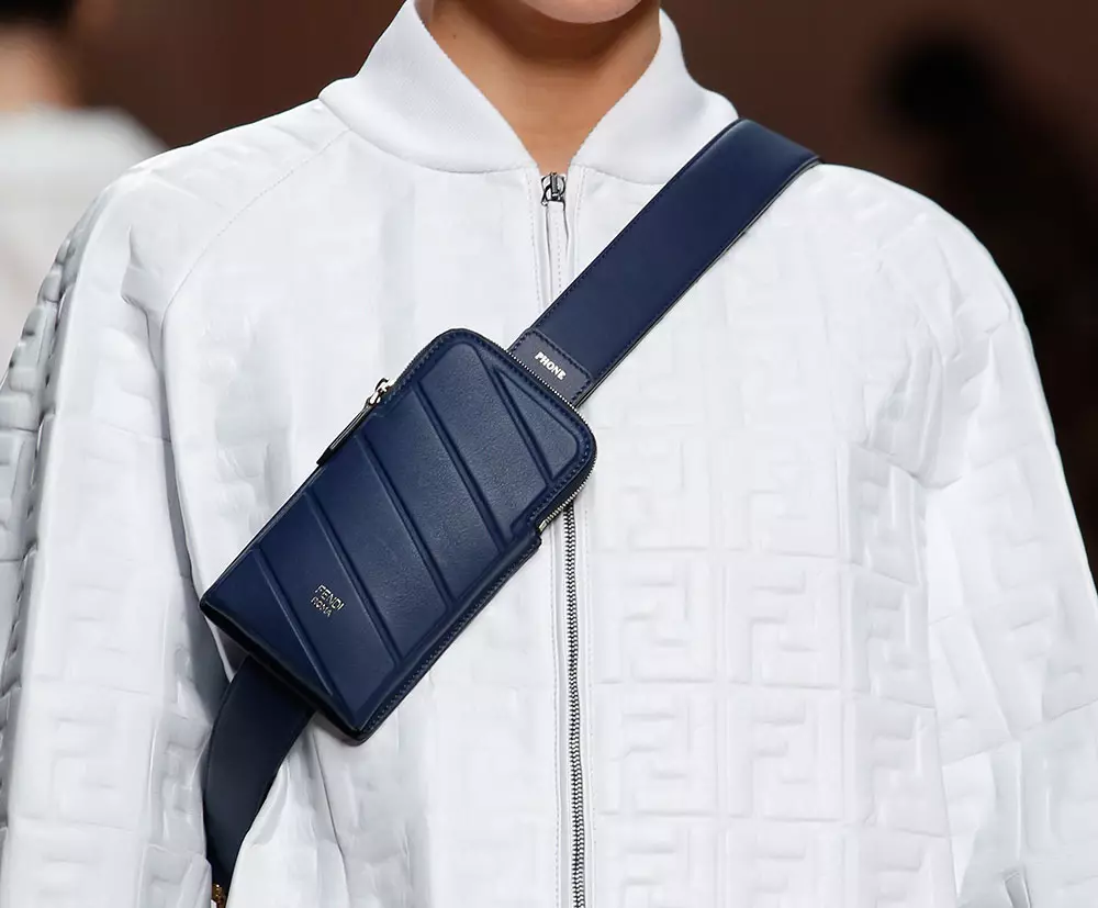 Çantat Fendi's Pranverë 2019 Runway theksojnë xhepat e shërbimeve dhe logot lëkure të stampuara 2379_5