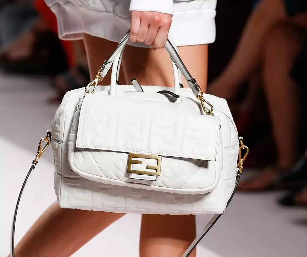 Çantat Fendi's Pranverë 2019 Runway theksojnë xhepat e shërbimeve dhe logot lëkure të stampuara 2379_6