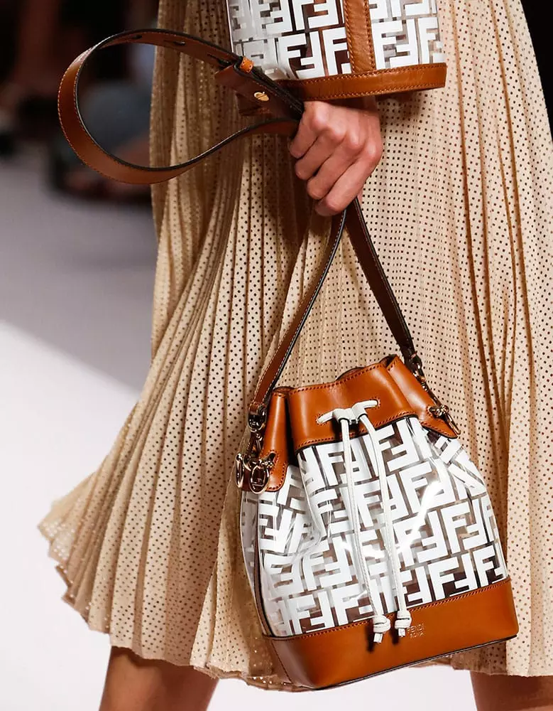 Çantat Fendi's Pranverë 2019 Runway theksojnë xhepat e shërbimeve dhe logot lëkure të stampuara 2379_9