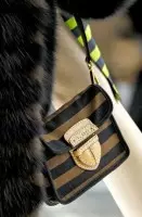 กระเป๋าแฟชั่นวีค: Prada Spring 2011 23986_19