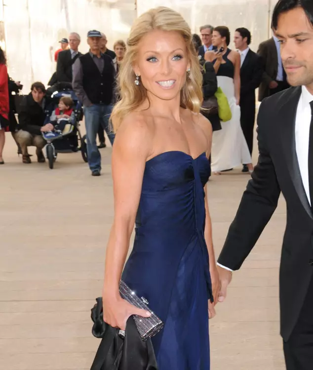 The Many Bags of Kelly Ripa (9)