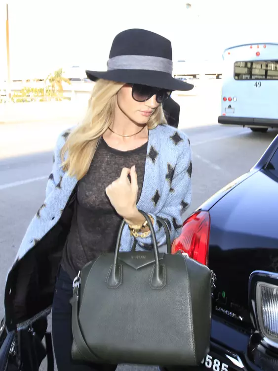 Rosie Huntington-Whiteley og Givenchy-vesken hennes ser fantastisk ut på flyplassen 24417_4