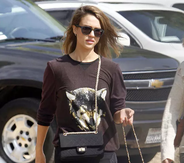 Jessica Alba nosi czarną torbę Chanel na naszywce z dyni Mr. Bones (5)