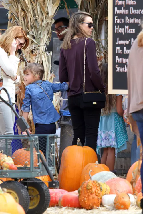 Jessica Alba nese černou tašku Chanel na náplasti Mr. Bones Pumpkin Patch (1)