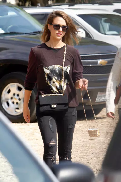 Jessica Alba porta una borsa Chanel nera al Mr. Bones Pumpkin Patch (3)