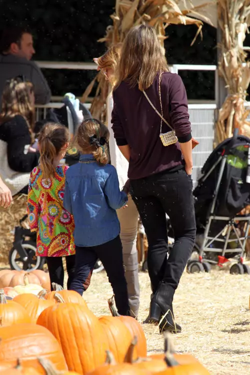 Jessica Alba nese černou tašku Chanel na náplasti Mr. Bones Pumpkin Patch (4)