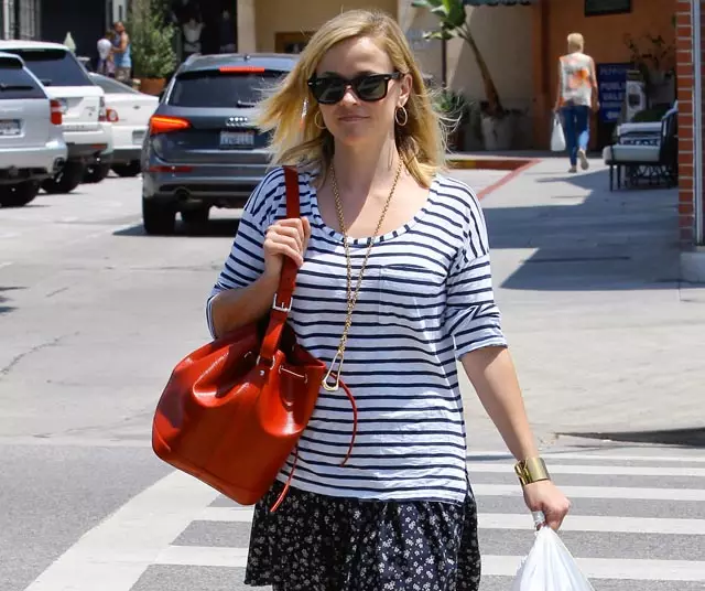 Reese Witherspoon carrega uma bolsa Louis Vuitton Noe BB vermelha em Los Angeles (5)