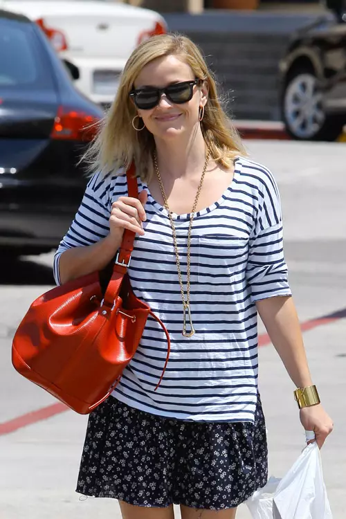 Reese Witherspoon amebeba Begi nyekundu ya Louis Vuitton Noe huko Los Angeles (1)