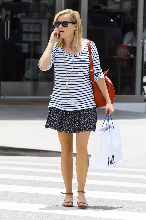 Reese Witherspoon nosi rdečo torbo Louis Vuitton Noe v Los Angelesu (4)