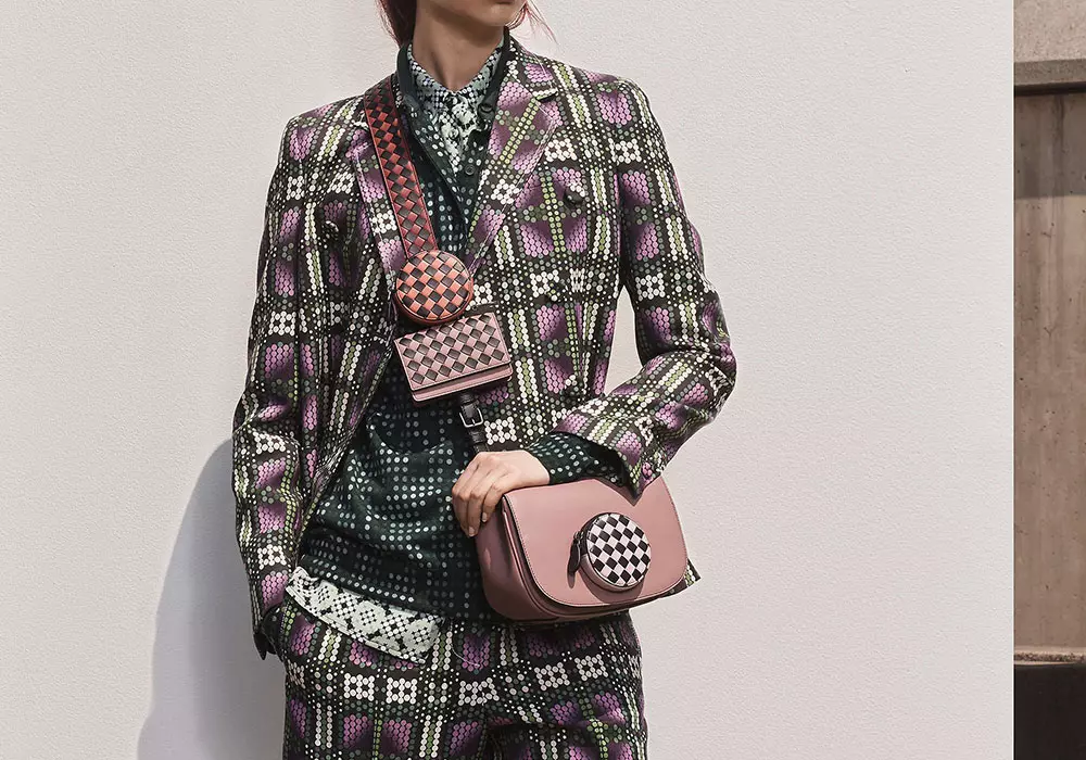 Bottega Veneta Terus Menjelajahi Wilayah Baru yang Menyenangkan dengan Bentuk dan Struktur Baru untuk Resort 2019 2602_1