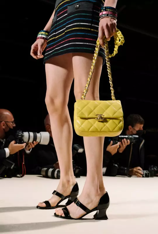 Primer vistazo: bolsos de primavera 2022 de Chanel 279_14