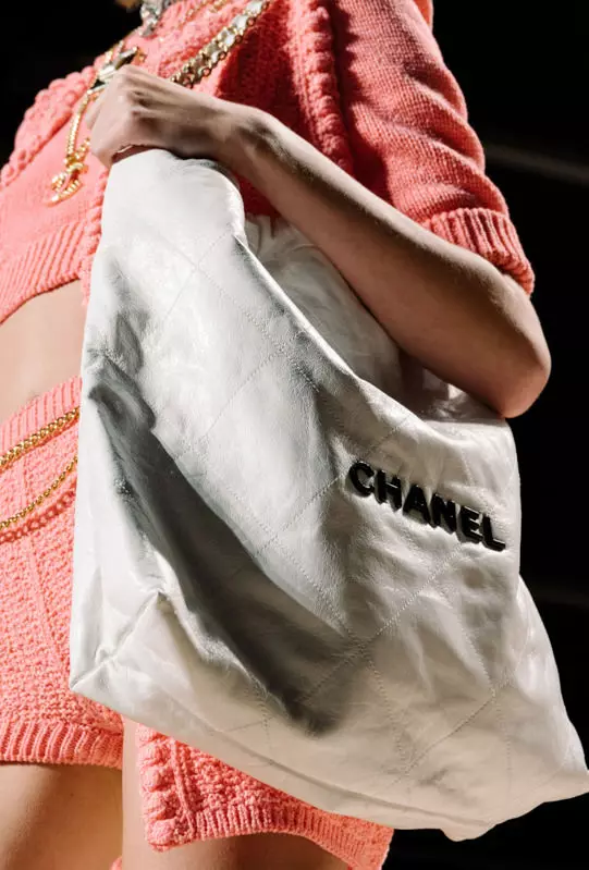 Первый взгляд: сумки Chanel весны 2022 года 279_19