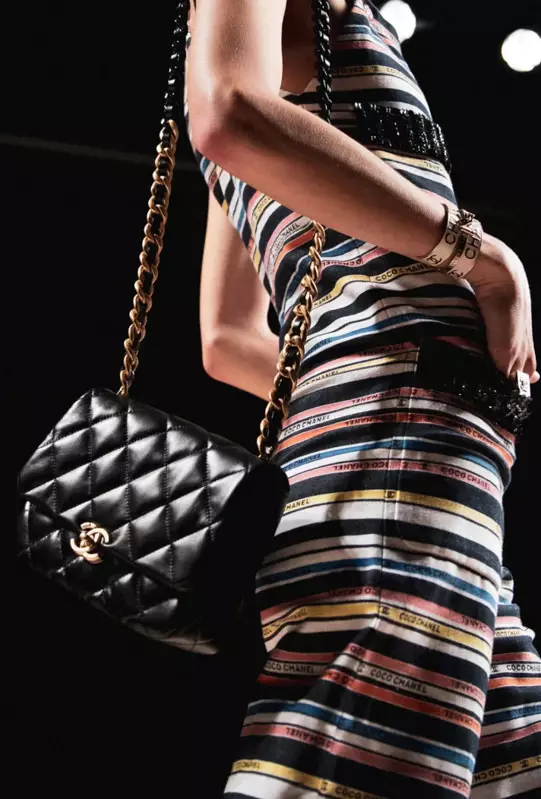 Primer vistazo: bolsos de primavera 2022 de Chanel 279_37