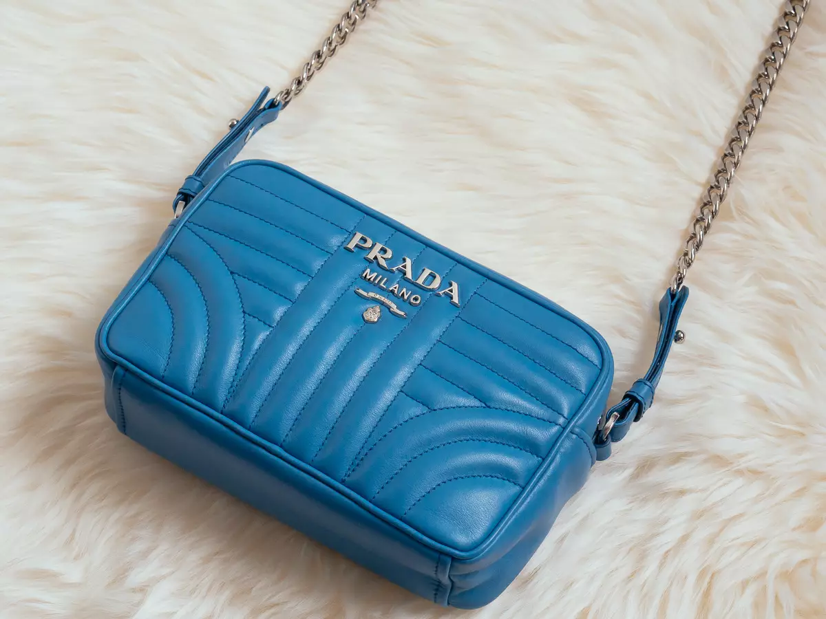 Бул Рождестводогу каалоолор тизмемдин башында турган Prada Crossbody 2910_1