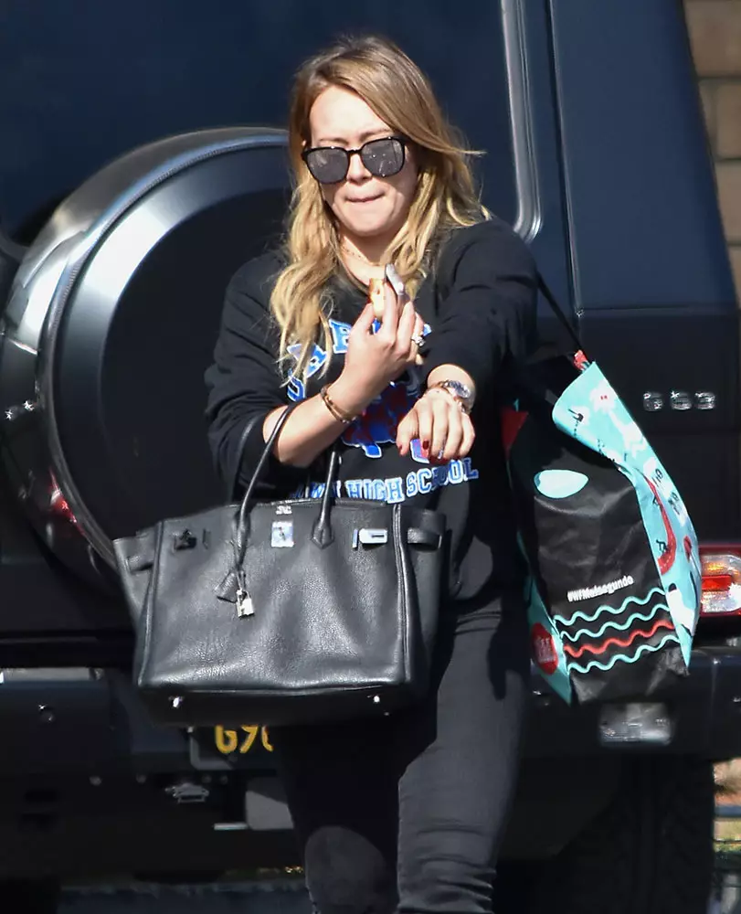 Tento týždeň sú Celebs Go (takmer) celé čierne s taškami od Gucci, MCM a Chloé 2961_5